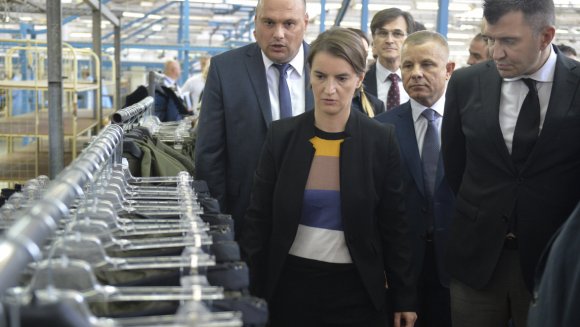 Министар Ђорђевић посетио „ЈУМКО“ и „БАТ“ | Министарство за рад ...